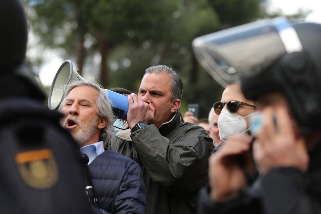 Quemar libros en la Complutense – El Observatorio del laicismo